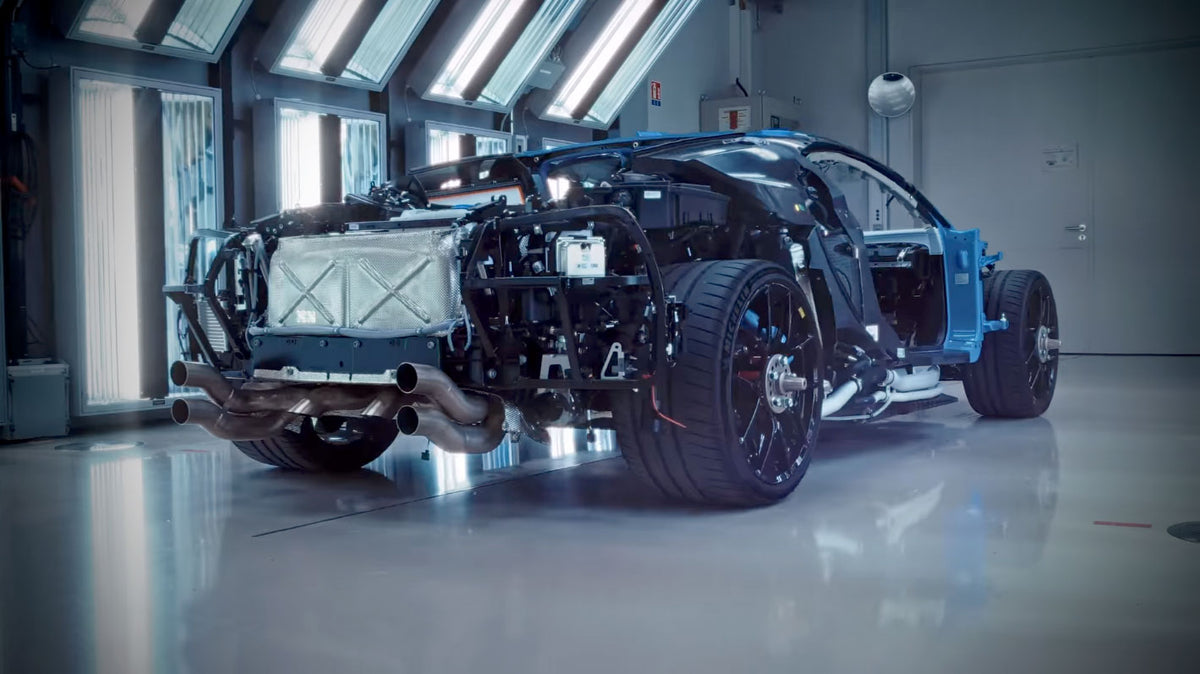The Bugatti W16 engine: the last of its kind...but just listen to it ...
